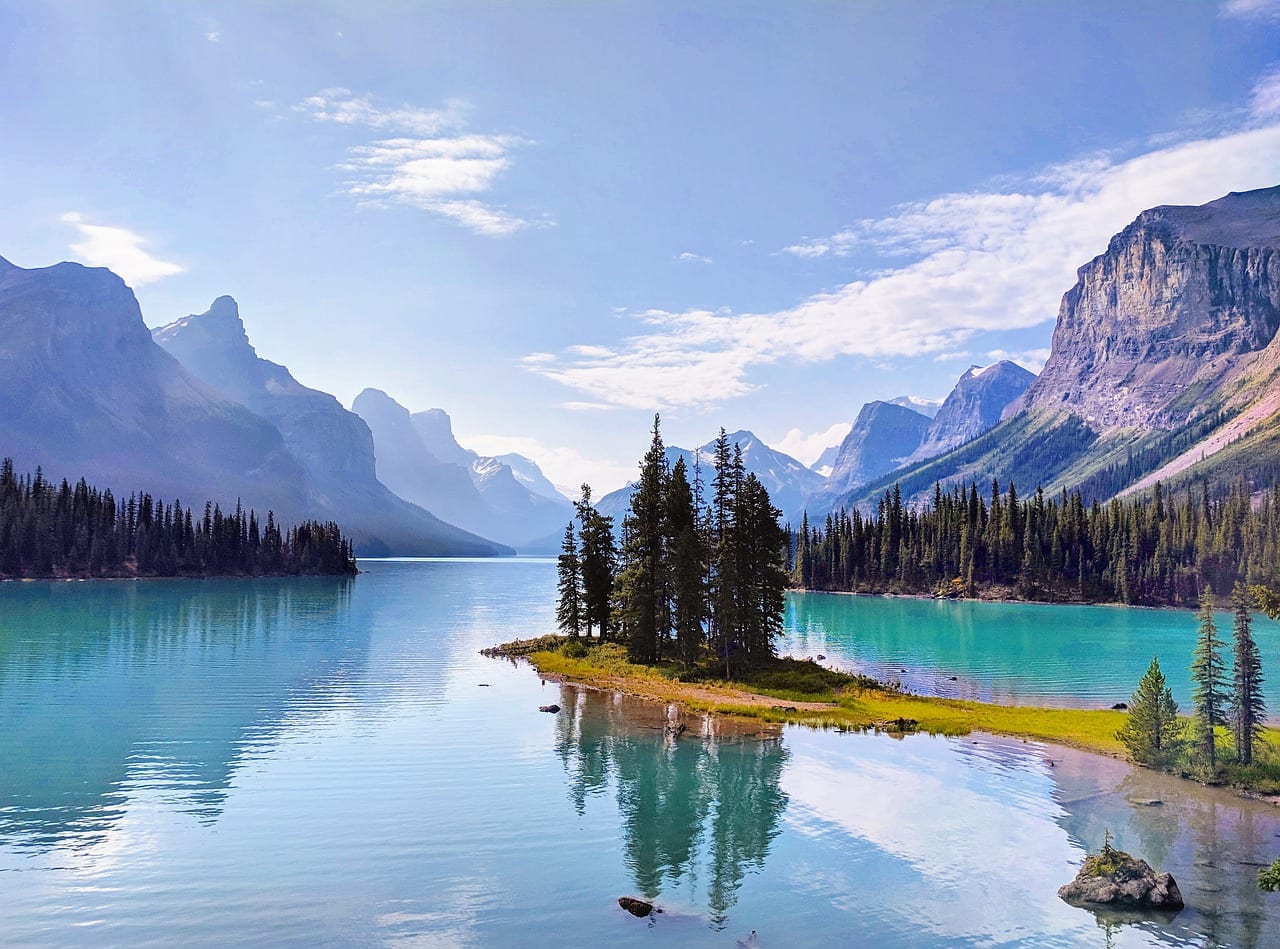Top 5 Lakes in Alberta - 1000 Towns of Canada Blog 1000 Towns of Canada